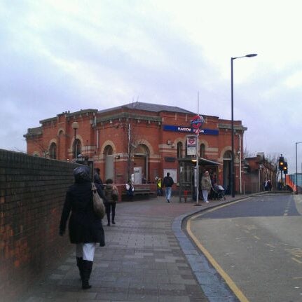 Plaistow London Underground Station - Metro Station