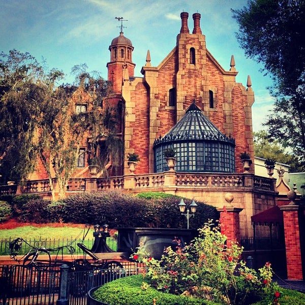 Haunted Mansion - Theme Park Ride / Attraction in Walt Disney World Resort
